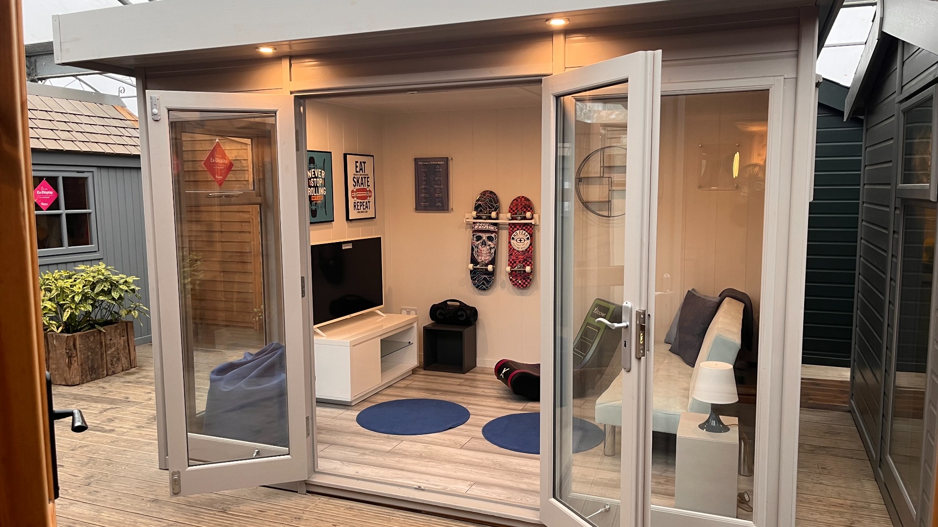 Studio Flat 10' x 8' Ex-Display Garden Studio